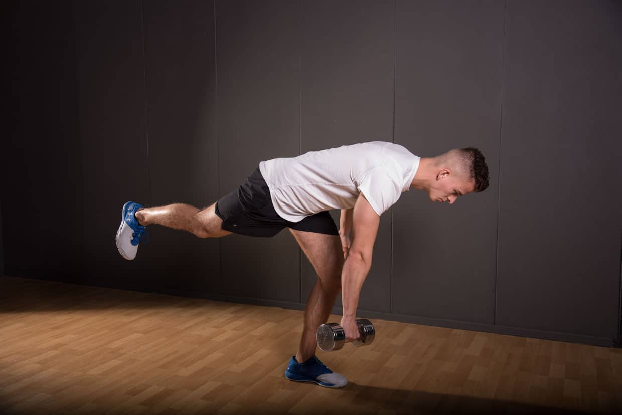 Dumbbell One Arm Straight Leg Deadlift Oefening - FITsociety Dumbbell One Arm Straight Leg Deadlift Oefening - FITsociety